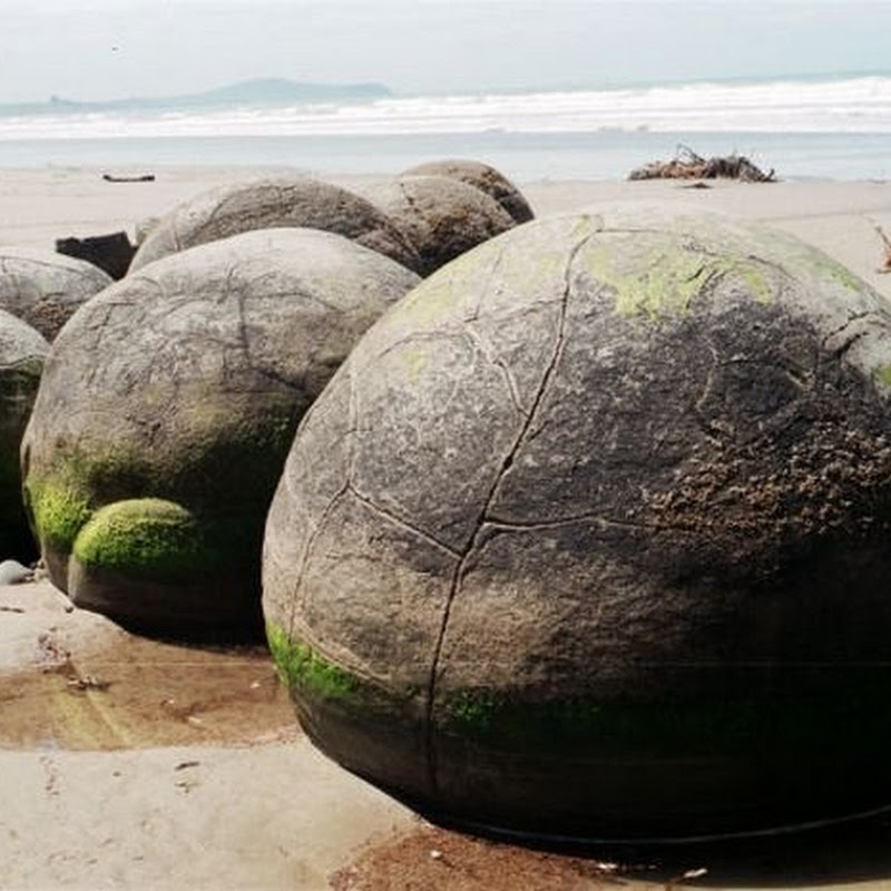The Spherical Boulders at Moeraki | Amusing Planet